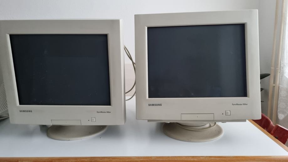 21-let stari delujoči monitorji po simbolični ceni