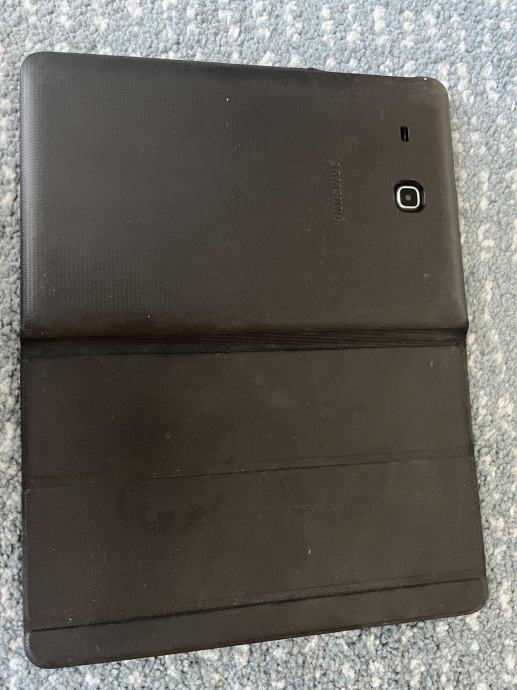 Samsung Galaxy Tab E z ovitkom