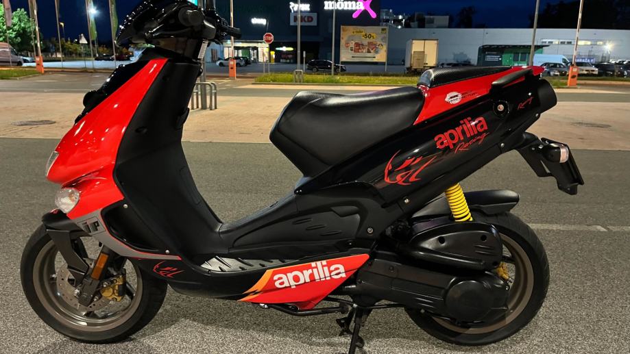 Aprilia SR 50 Racing Black Edition 50 cm3, 2006 l.