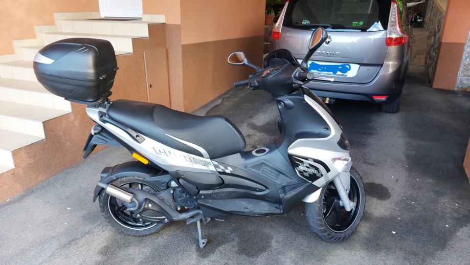 Gilera RUNNER RST 50 49 cm3, 2015 l.
