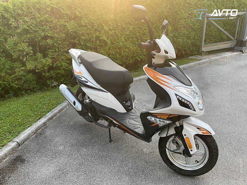 Skuter znen r8, cena ni zadnja, 2020 l.