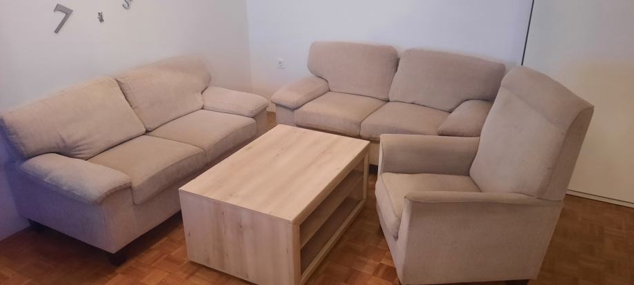 Prodam dva dvoseda in fotelj