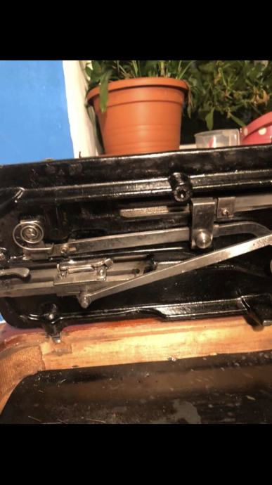 SINGER 48k ŠIVALNI STROJ