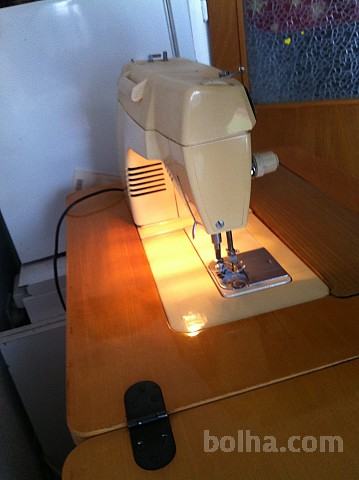 Šivali stroj Singer 7136, brezhiben, z omaro