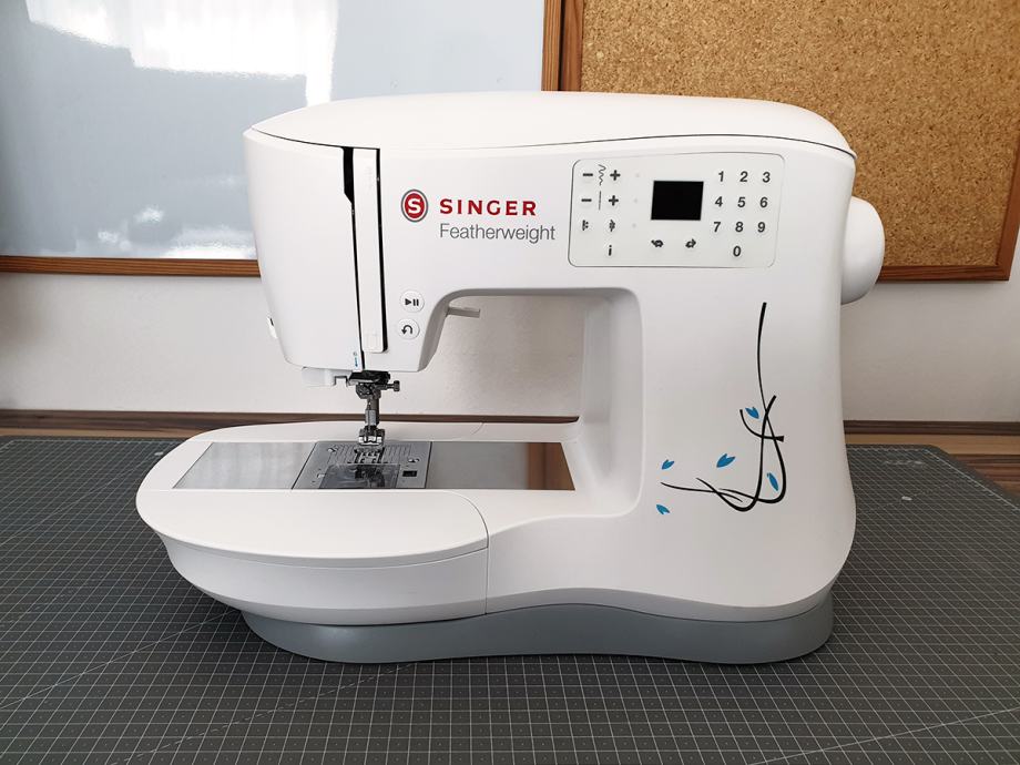 Šivalni stroj Singer Featherweight c240