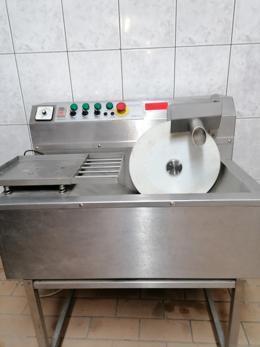 Stroj za izdelovanje pralinejev z modelčki