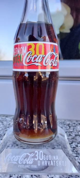 Coca Cola 30 let na Hrvaškem, 1998, original steklenica na podstavku