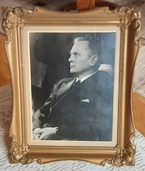 Slika Tito z okvirjem