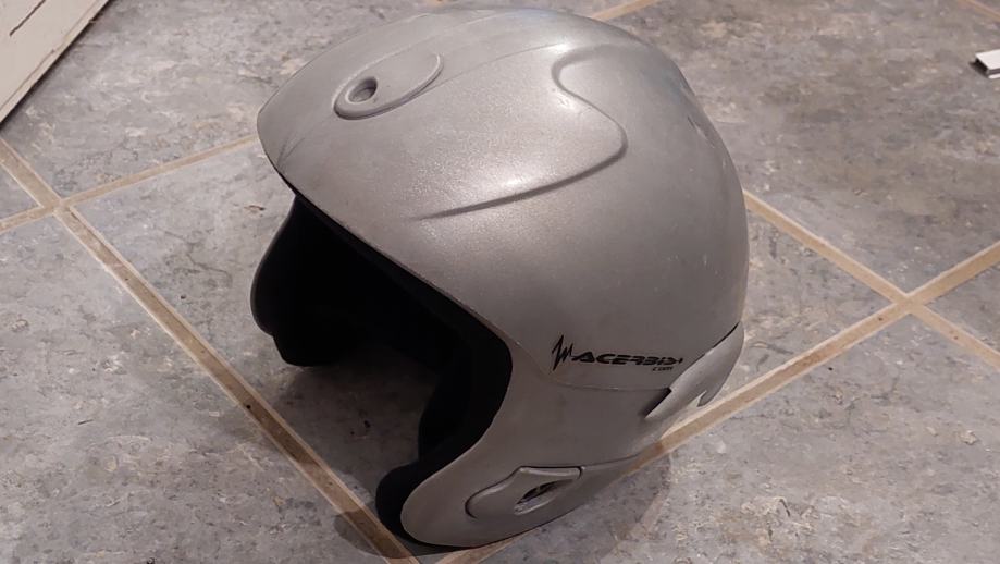 Smučarska čelada z očali