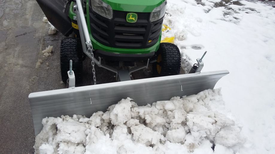 SNEŽNI PLUG ZA VRTNO TRAKTORSKO KOSILNICO JOHN DEERE