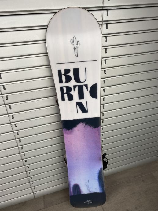 praktično nov Womens Burton Stylus Flat Top Snowboard + vezi + bootsi