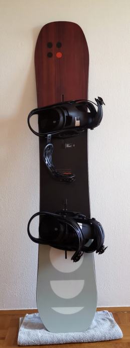 Snowboard Burton Custom 156 cm z vezmi Burton Cartel EST velikosti L