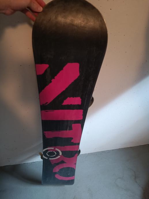 Snowboard Nitro 153cm + vezi atomic + snowboard čevlji 42,5