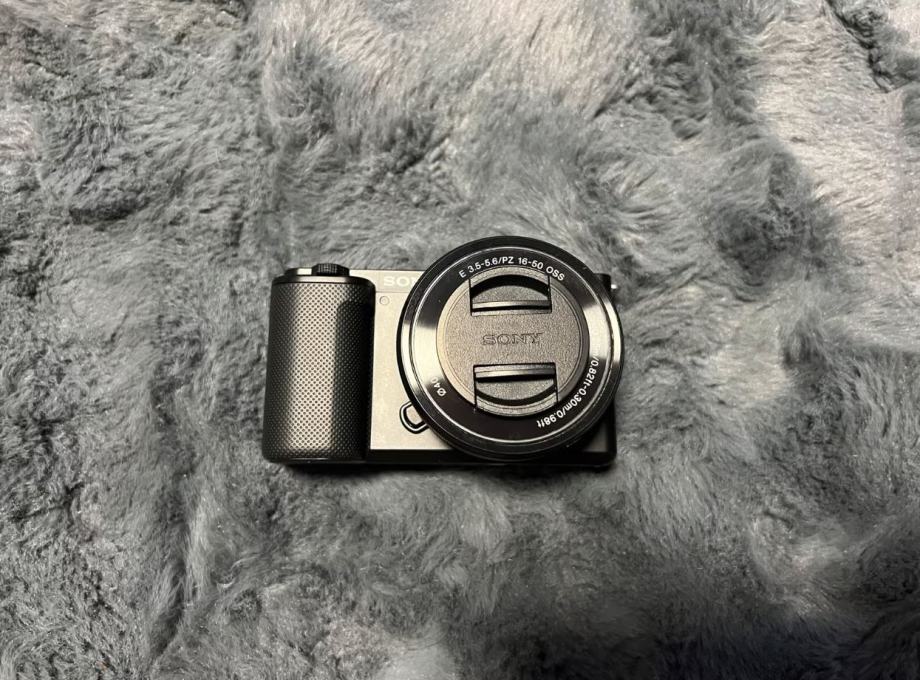 Sony ZV-E10L komplet (kot nov) + dodatki