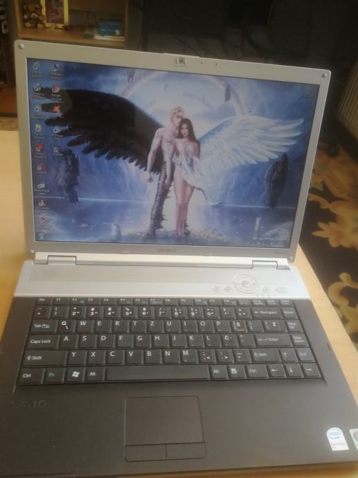 Prenosnik sony vaio pcg 384L ssd disk i torbico mozna menjava za ps4