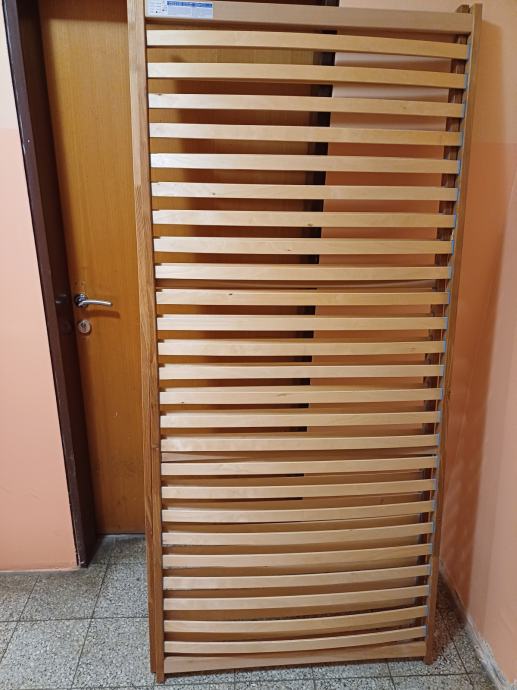 Postelja leseni del in 2x lesene letvice dno.