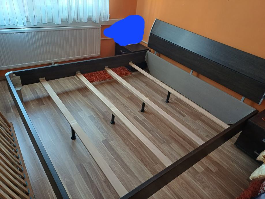 Postelja leseni del in 2x lesene letvice dno.