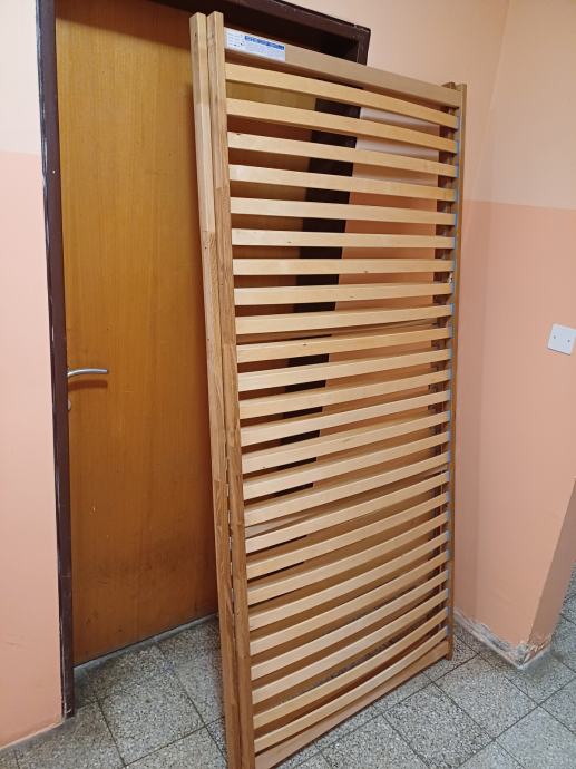 Postelja leseni del in 2x lesene letvice dno.