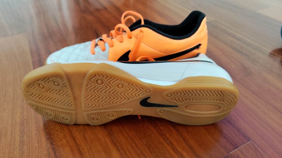 Dvoranske teniske Nike 41