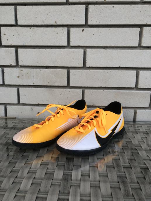 Dvoranski čevlji Nike engineered for speed