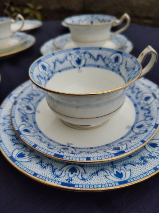 Cvetlični britanski porcelanski čajni set za 4 osebe.