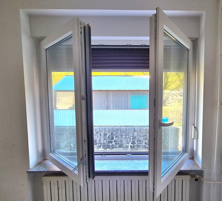 PVC dvokrilno okno dim. 168 x 134 mahagonij/belo