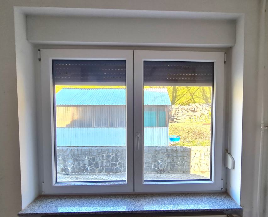 PVC dvokrilno okno dim. 168 x 134 mahagonij/belo