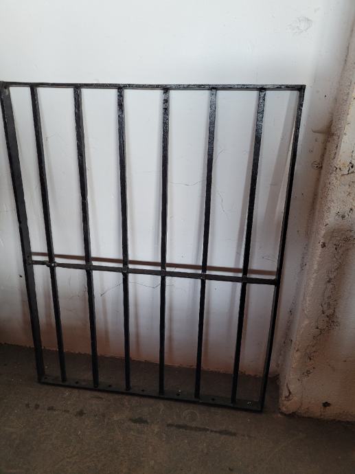 kovinska rešetka za okno 72x91