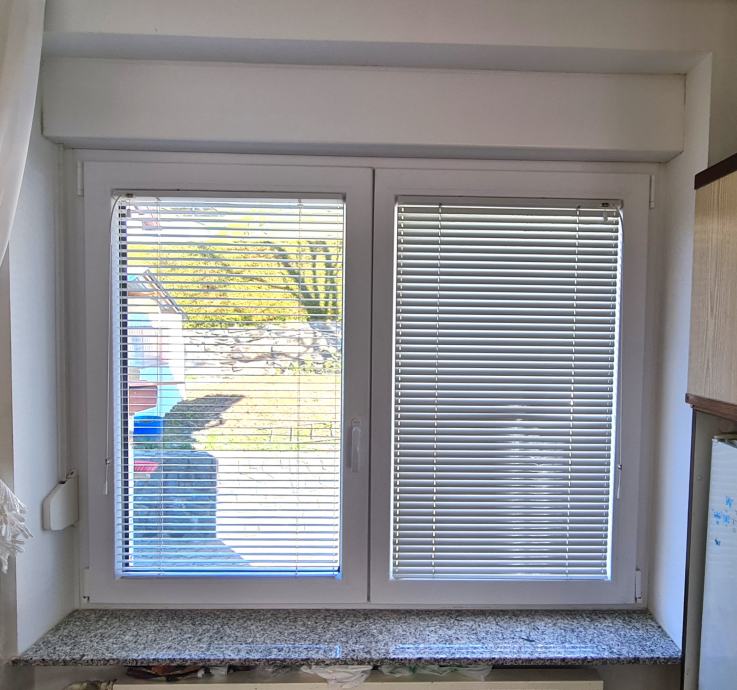 PVC dvokrilno okno dim. 168 x 134 mahagonij/belo
