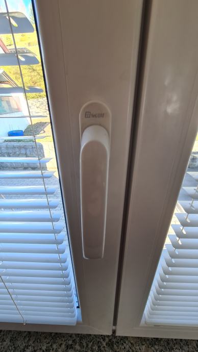 PVC dvokrilno okno dim. 168 x 134 mahagonij/belo