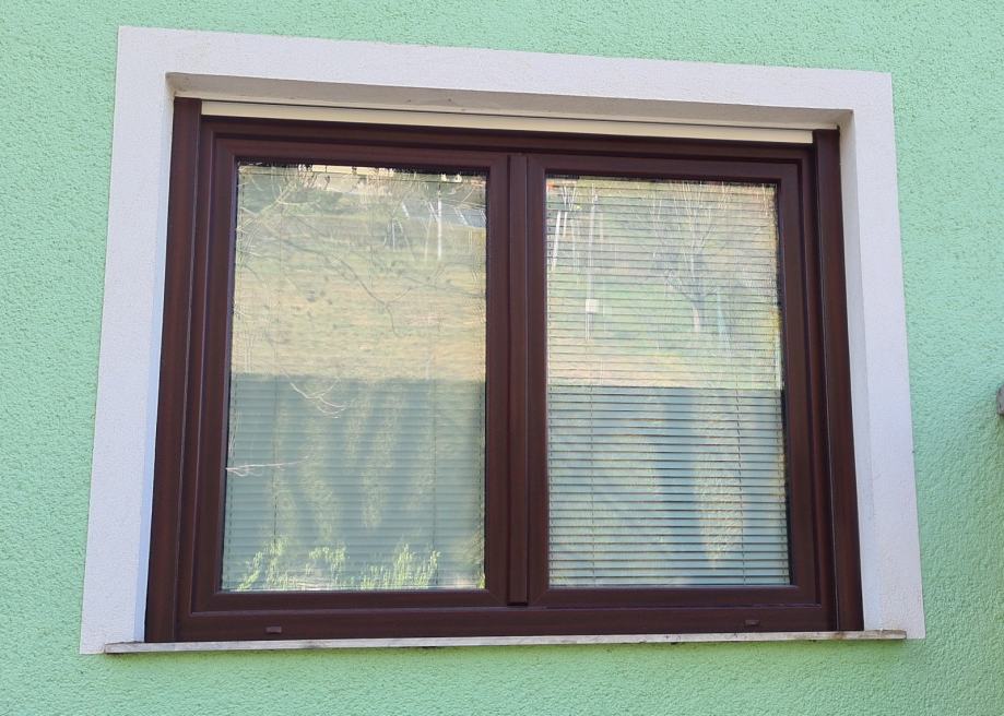 PVC dvokrilno okno dim. 168 x 134 mahagonij/belo