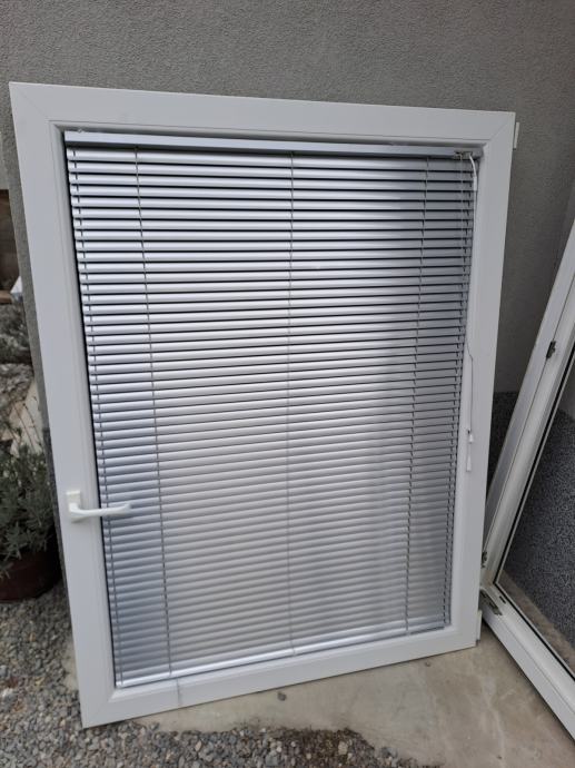 PVC okno 154 × 116 z žaluzijo, mat steklo, desno