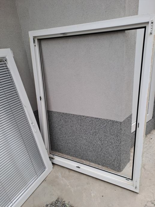 PVC okno 154 × 116 z žaluzijo, mat steklo, desno
