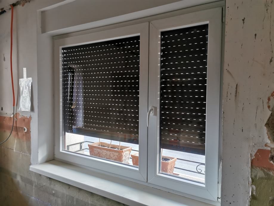 PVC okno 166x125 cm z roleto
