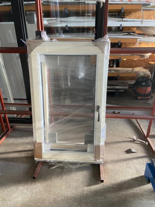 pvc okno REHAU 76 x 123cm novo prodam 2kosa