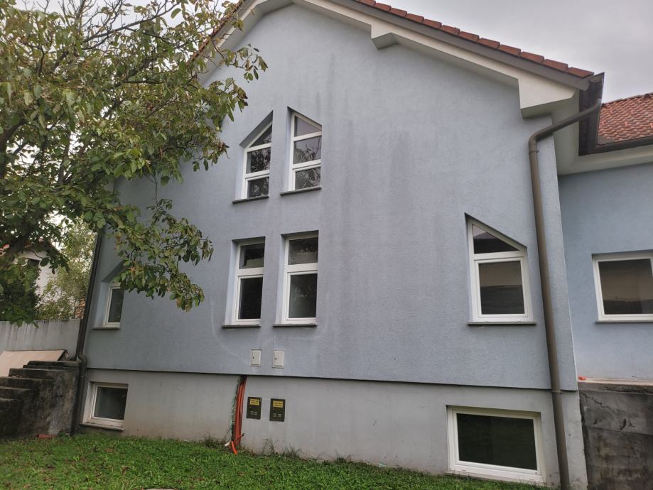 Ugodno PVC okna (50 eur in 30 eur), okenske police 8 eur