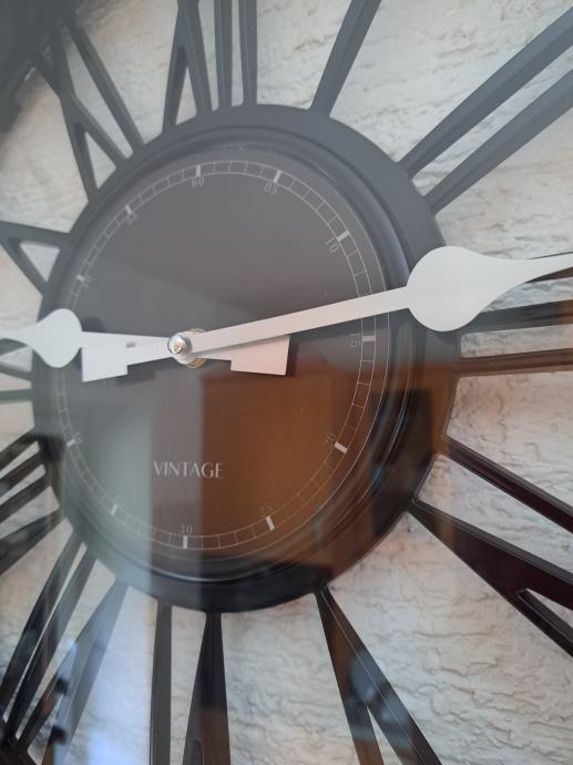 Moderna stenska ura, nova