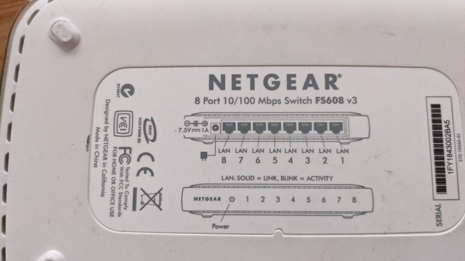 Netgear FS608 v3 8-portno stikalo (switch)
