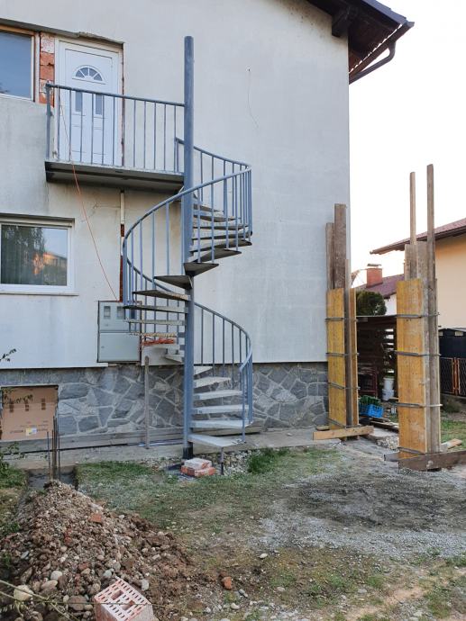 Krožne - zavite železne zunanje stopnice