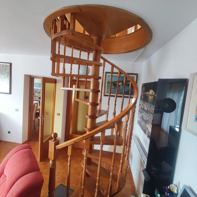Lesene okrogle/krožne spiralne stopnice