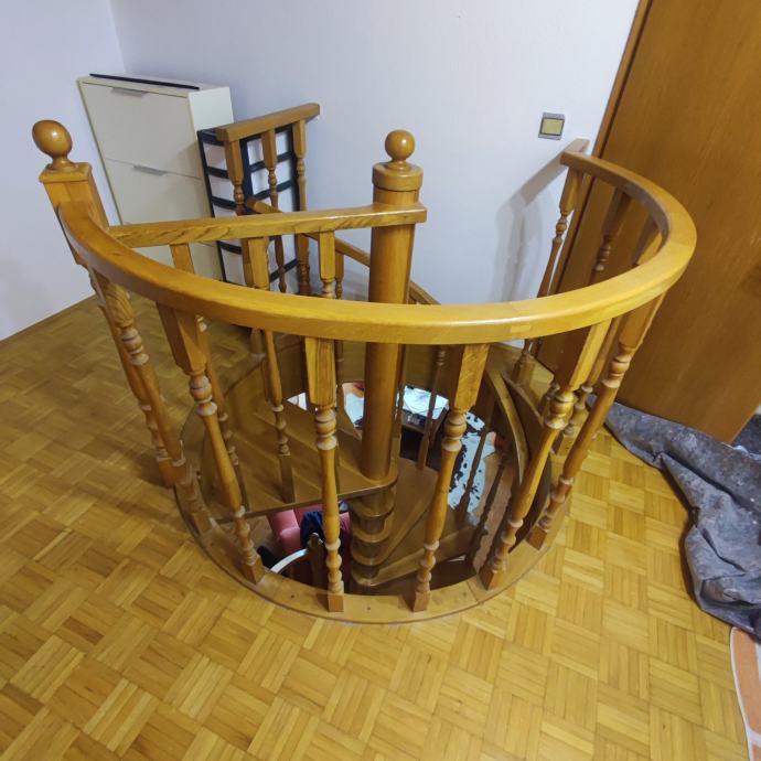 Lesene okrogle/krožne spiralne stopnice