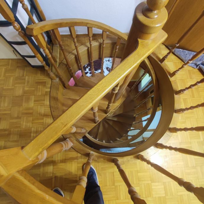 Lesene okrogle/krožne spiralne stopnice