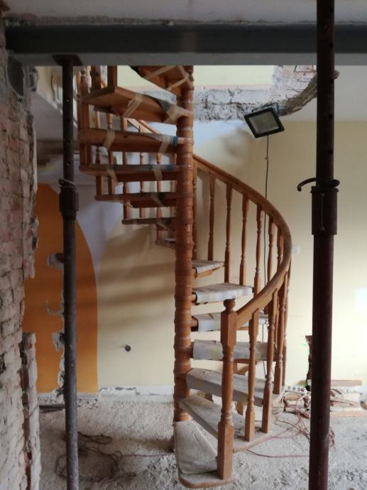 Okrogle lesene stopnice premer 1,5m višina 2,8m