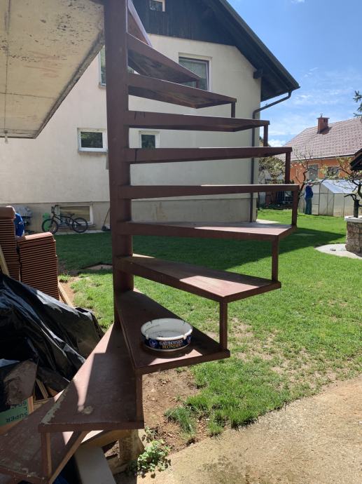 okrogle zavite kovinske stopnice