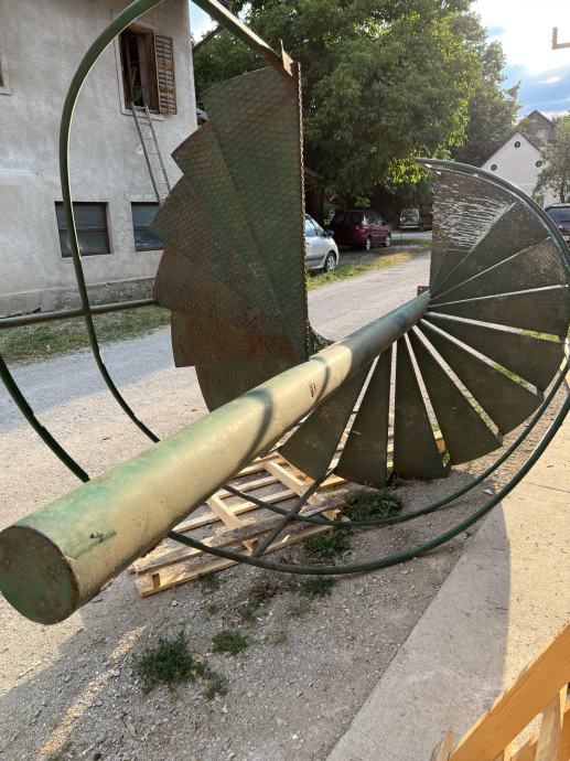 Okrogle železne stopnice