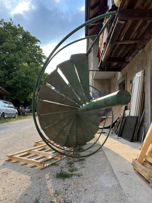 Okrogle železne stopnice