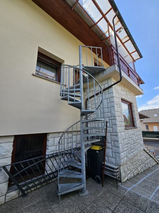 Pocinkane kovinske zavite stopnice