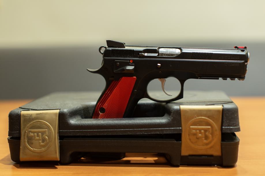 Polavtomatska pištola Češka Zbrojevka, model CZ 75 SP-01 Shadow