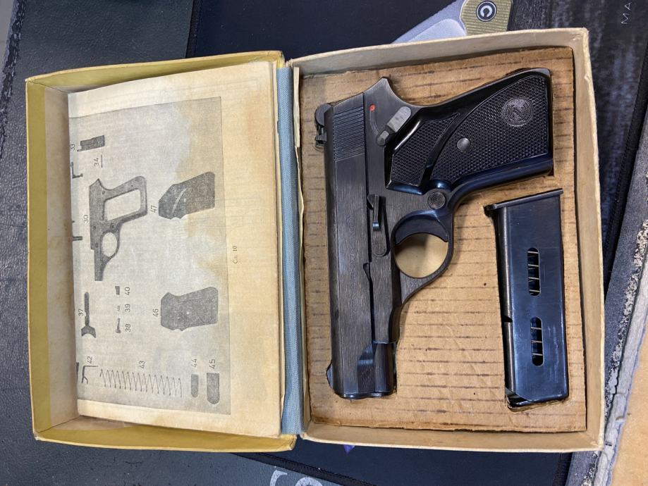 POLAVTOMATSKA PIŠTOLA CRVENA ZASTAVA M70 KAL.7,65