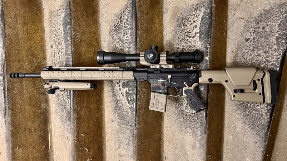 AR-15 + veliko dodatkov (.223 20 A7b)